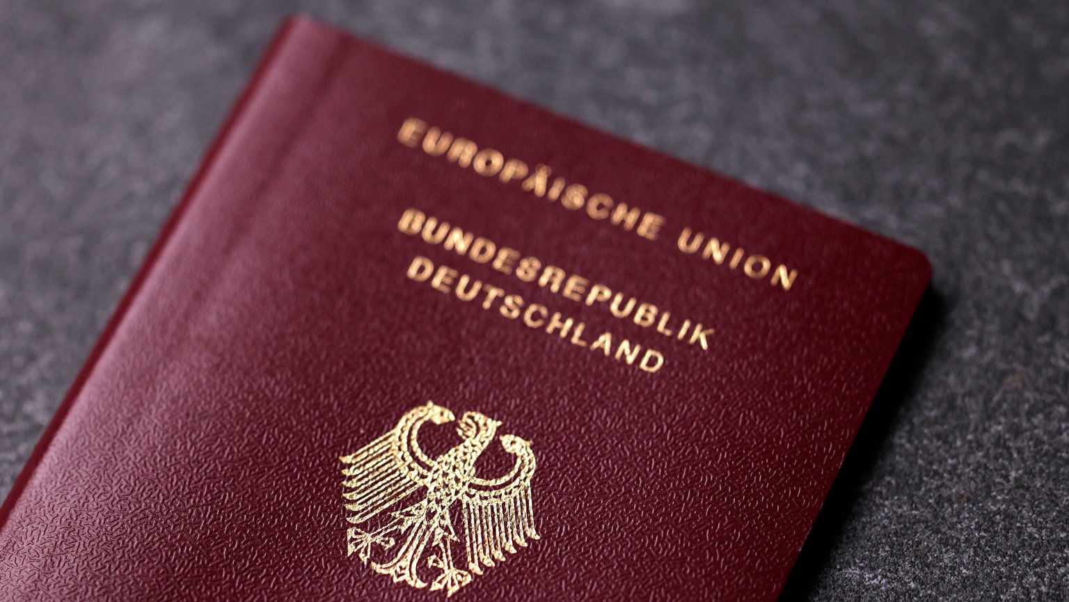 Einfacher und schneller zum Pass oder Ausweis: Die neuen Regeln | BR24