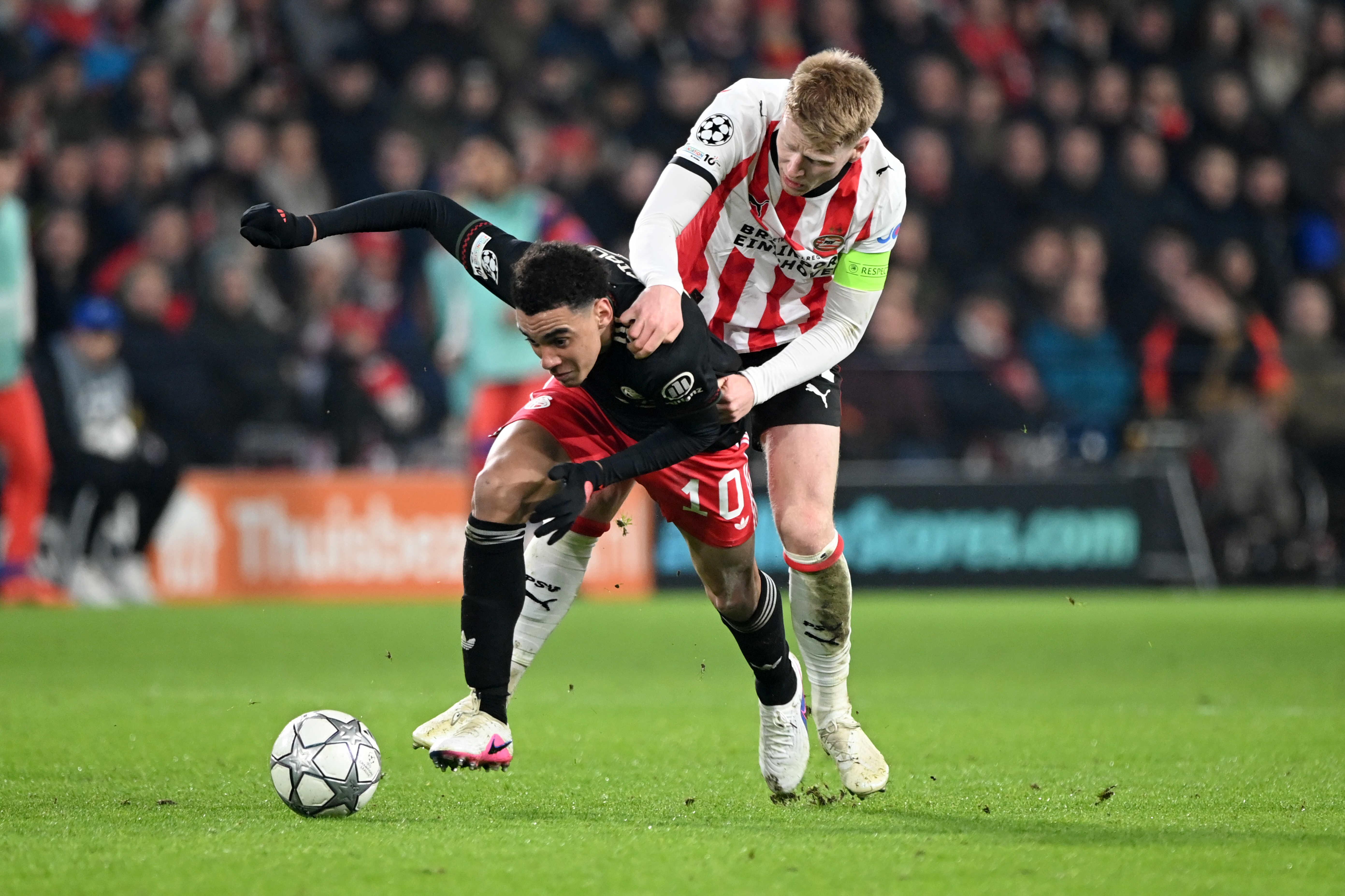 Musiala! Bayern gegen PSV vorne jetzt live in der Radioreportage | BR24