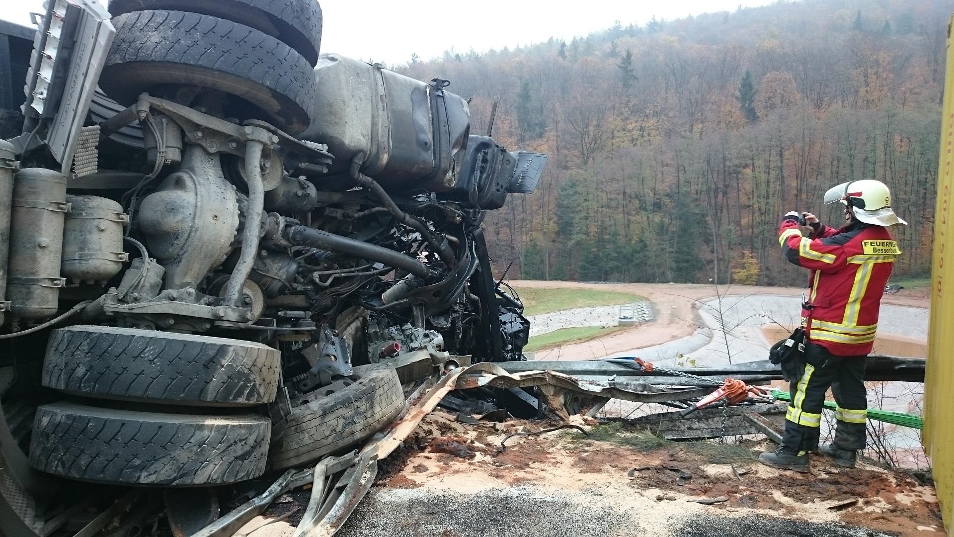 Nach LKW-Unfall auf der A8 Polizei zeigt 12 Gaffer an | BAYERN 3