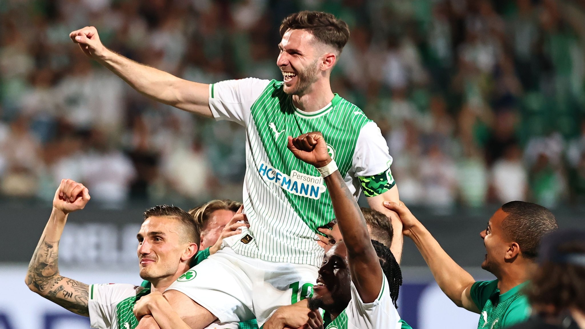 Fürth nach Klassenerhalt: "Überglücklich" und tiefer Fan-Frust | BR24