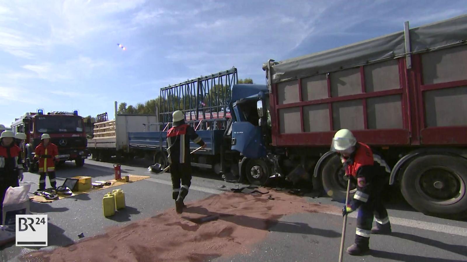 Unfall auf A9: Lastwagen fährt auf Lastwagen auf | BR24