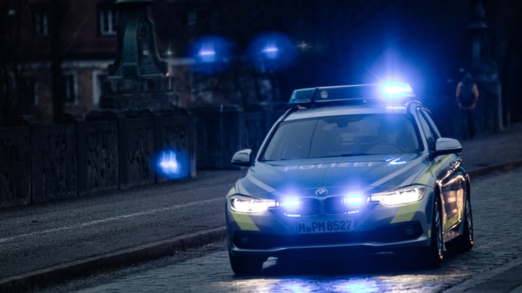 Spektakuläre Verfolgungsjagd - Flüchtender rammt Polizeiauto | BR24