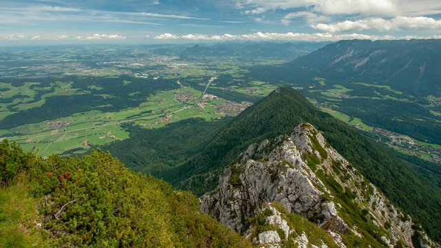Glück im Unglück: Bergwanderer überlebt 70-Meter-Sturz | BR24