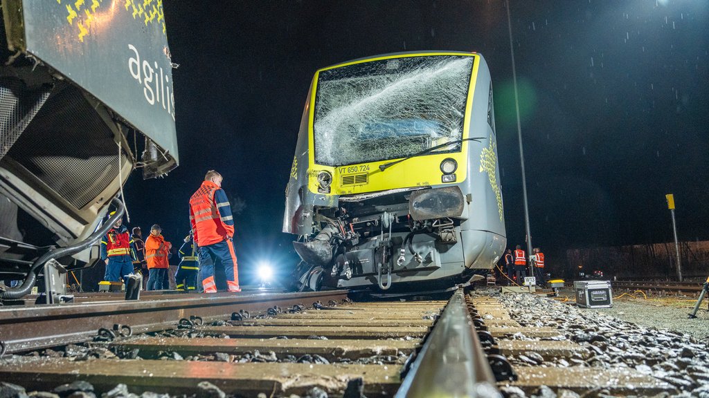Zug-Kollision in Bayreuth: Gutachter sollen Unfallursache klären | BR24