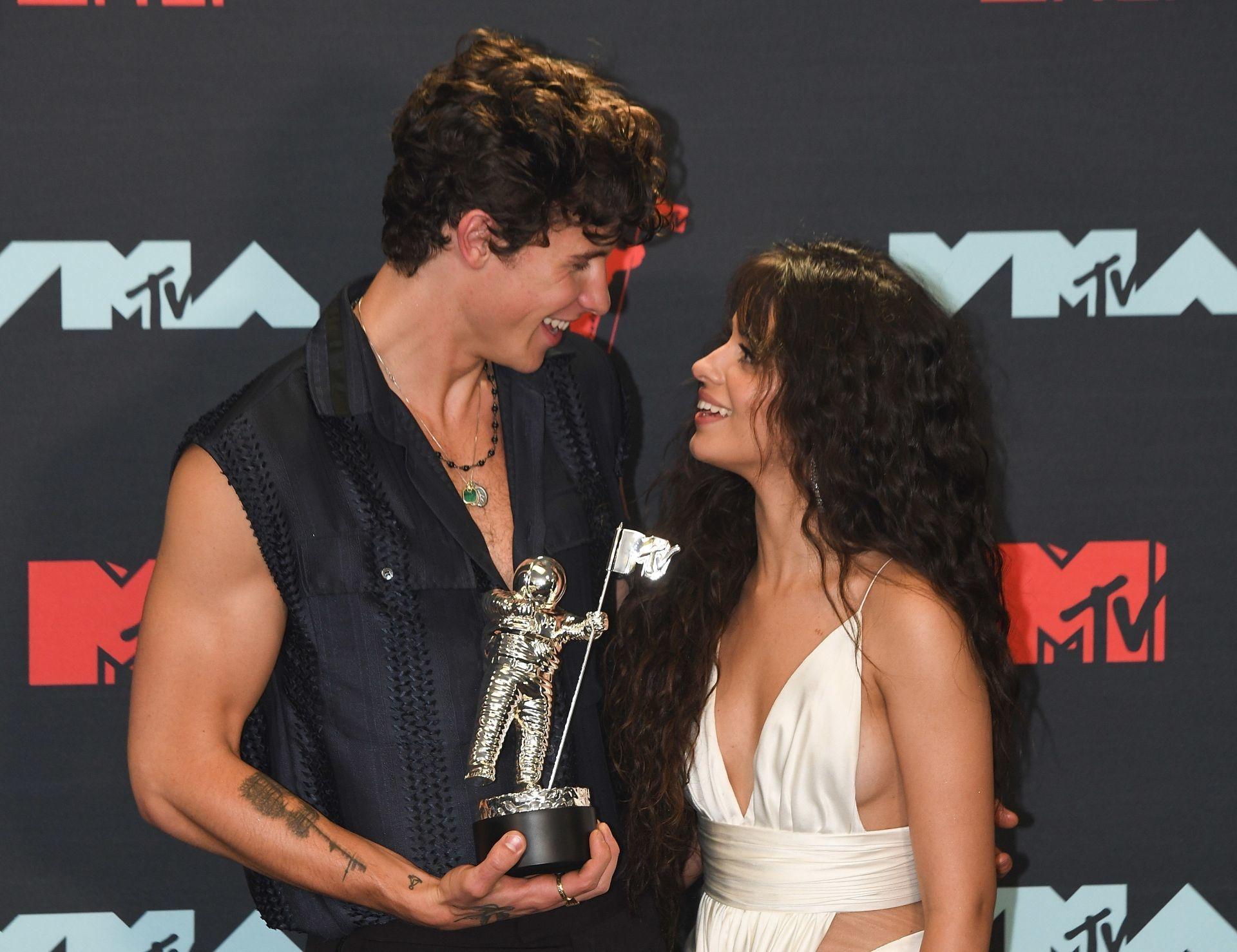 Camila Cabello und Shawn Mendes Wilder Zungenkuss auf Instagram | BAYERN 3