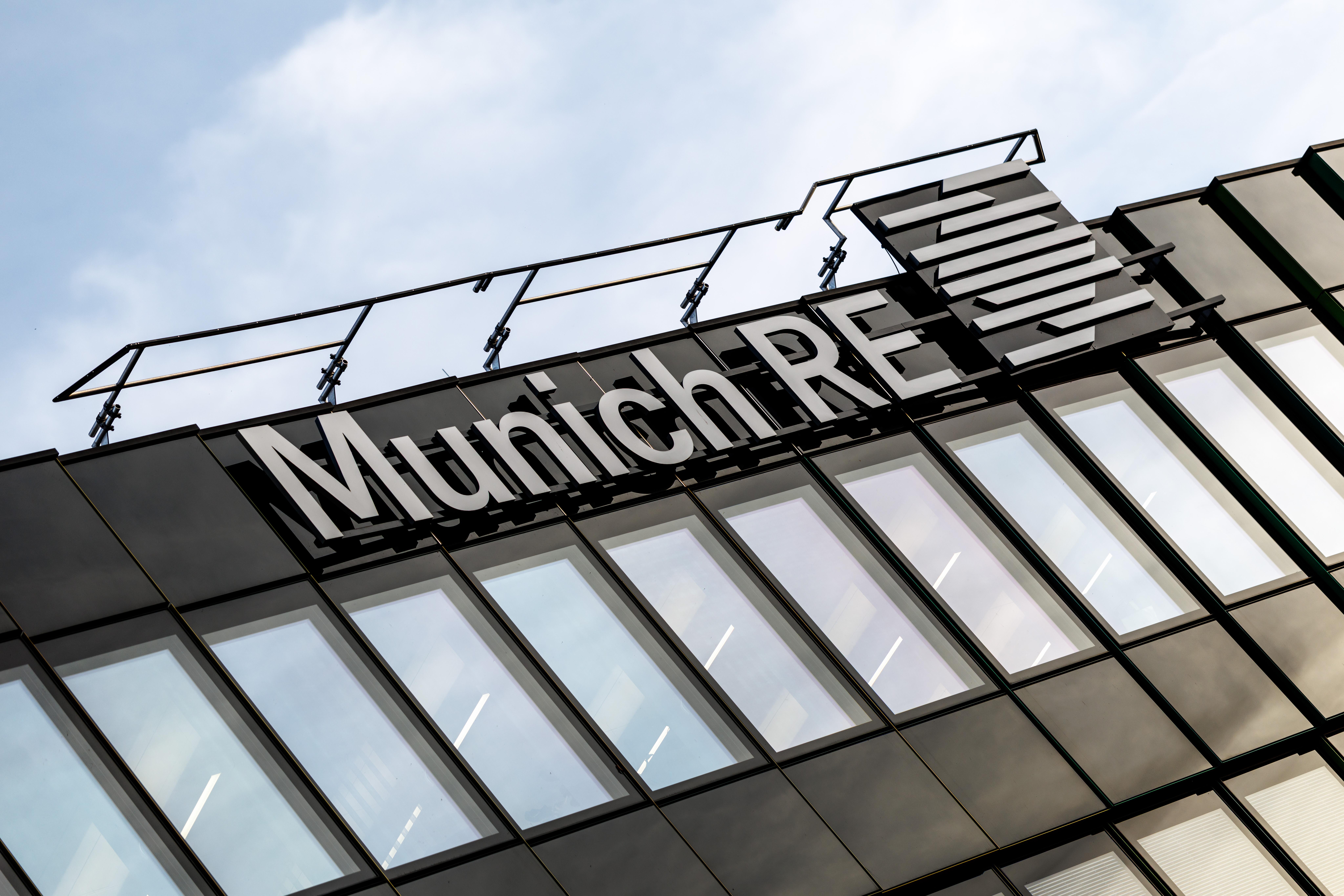 Munich Re profitiert von katastrophenarmen Monaten | BR24