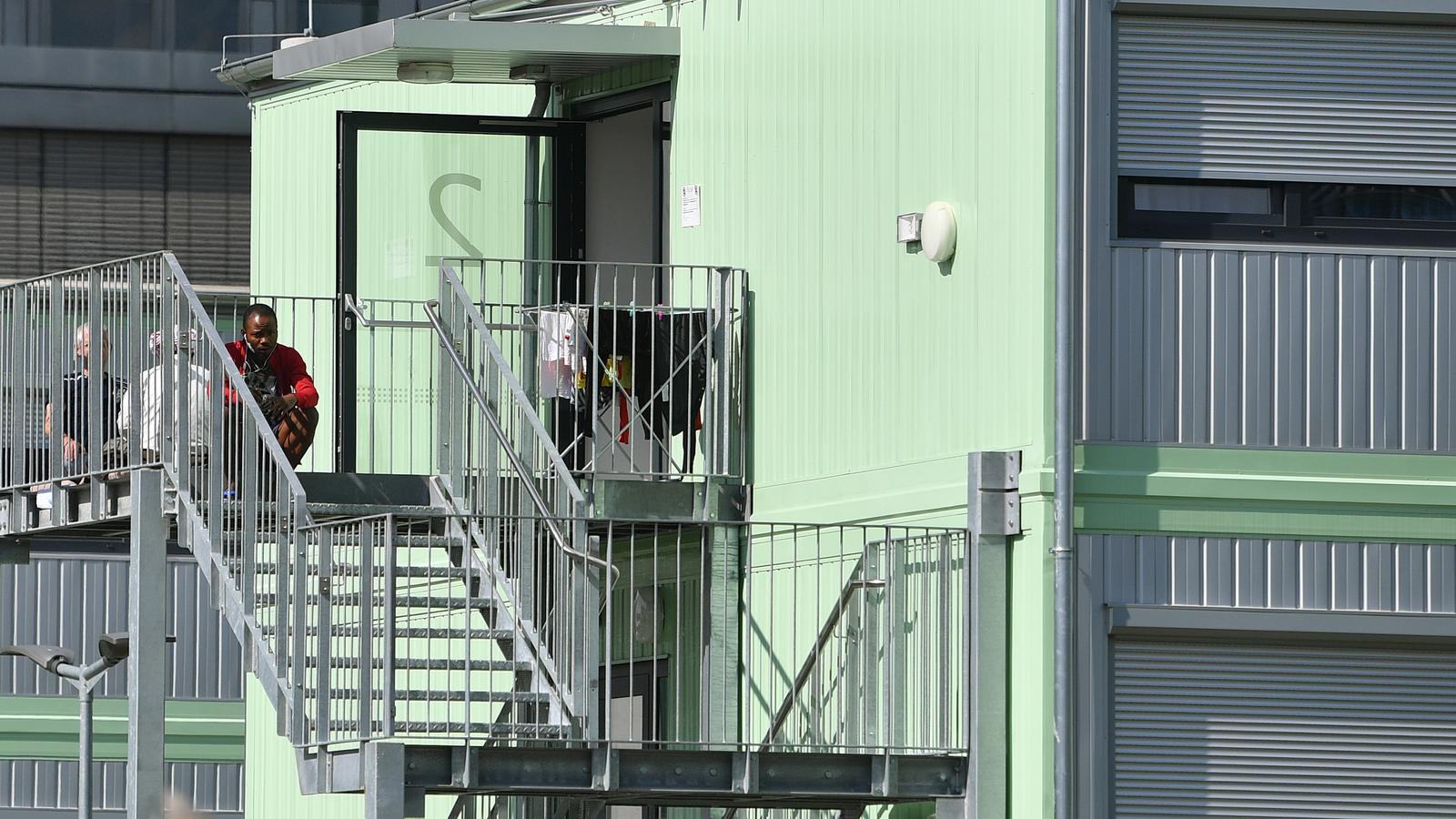 Zahl der Angriffe auf Flüchtlingsunterkünfte sinkt | BR24 Zahl der Angriffe auf Flüchtlingsunterkünfte sinkt | BR24