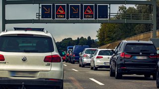 Autobahn 8 nach schwerem Unfall Richtung München gesperrt | BR24