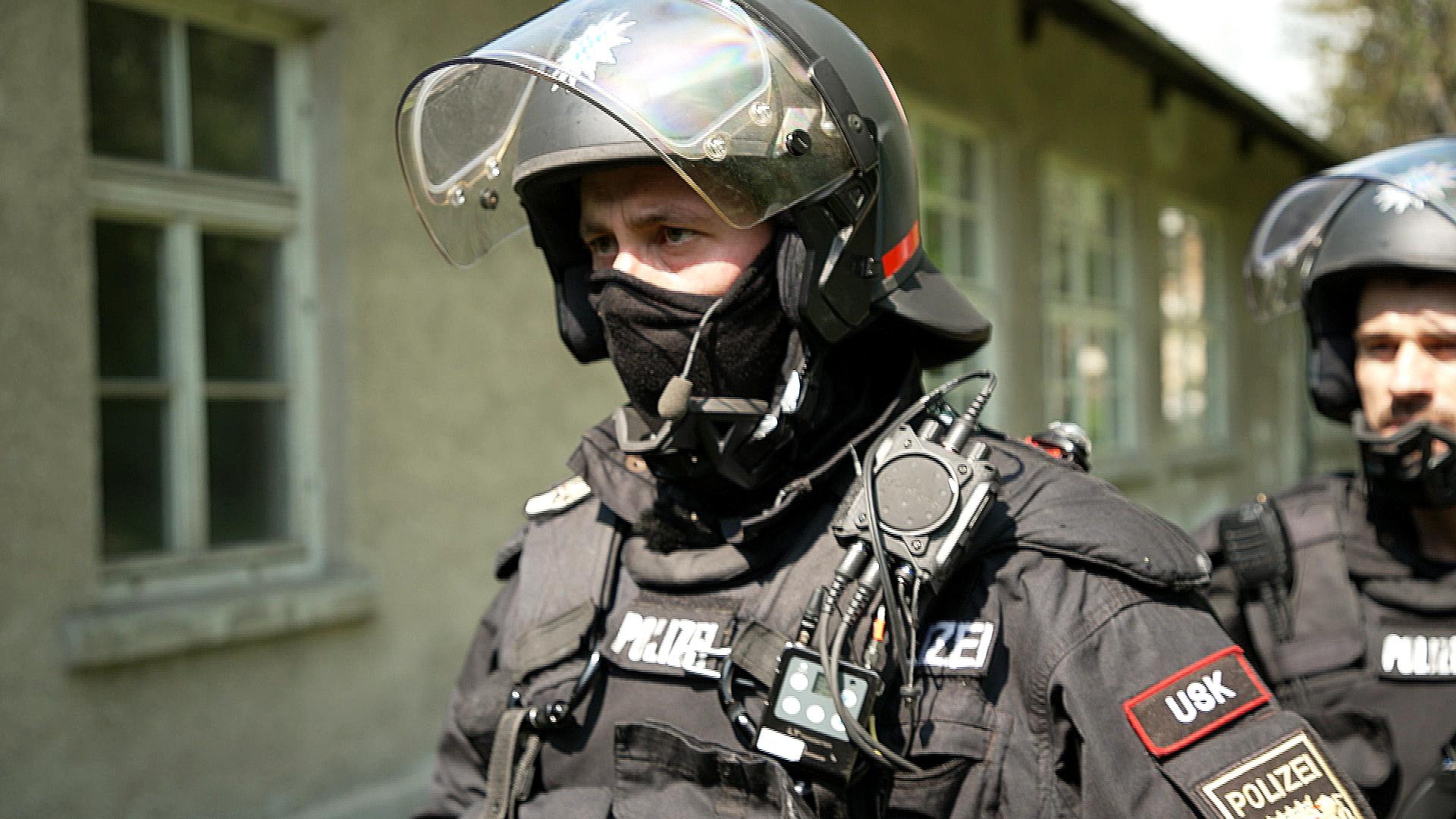 Inside USK: Mit Polizei-Spezialkräften bei der Drogenrazzia | BR24