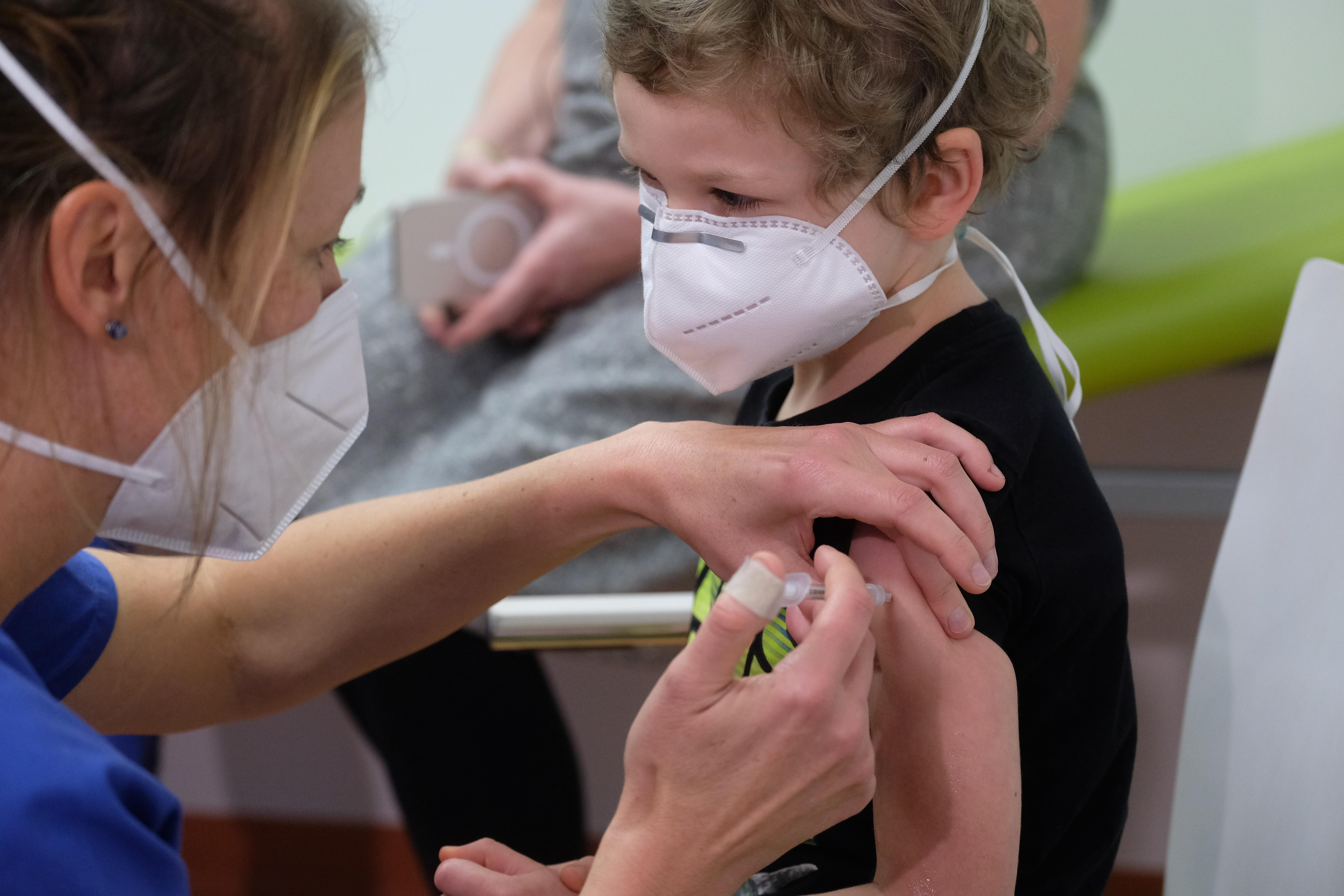 Corona-Impfung von Kindern: Das sollten Eltern beachten | BR24