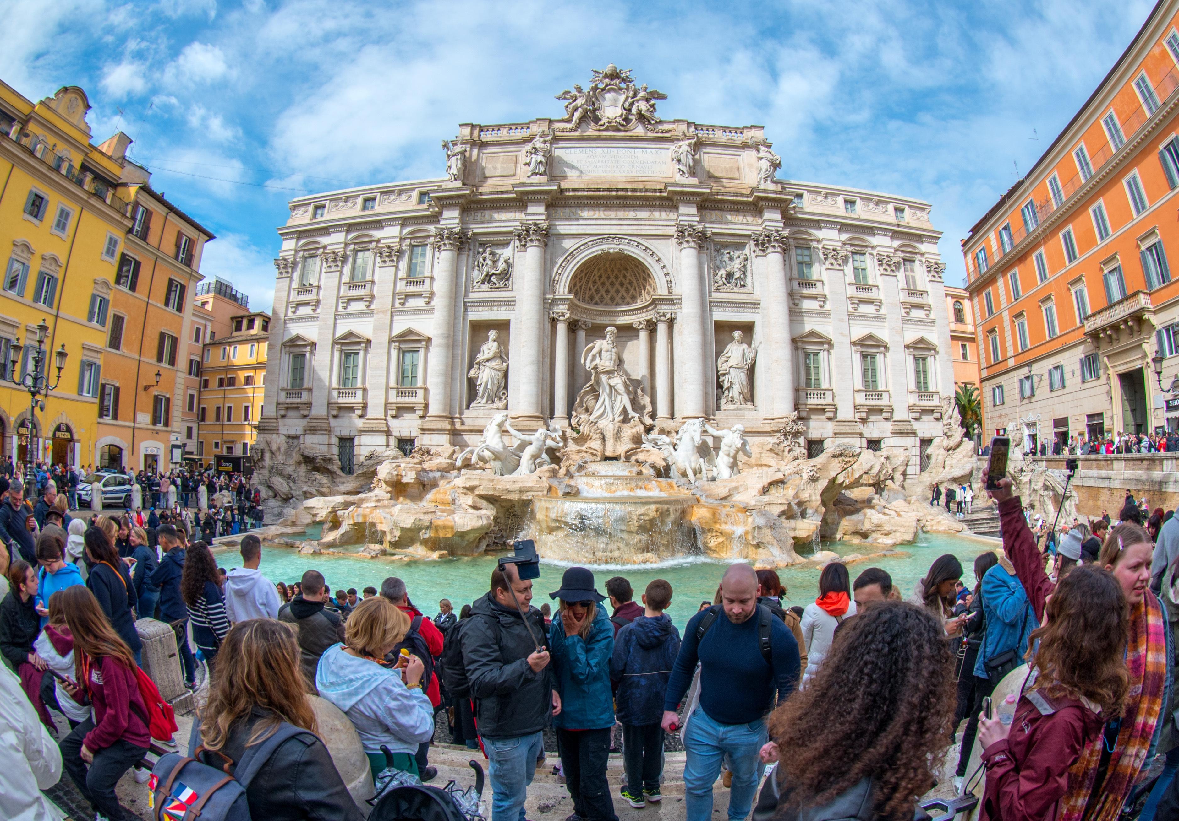 Overtourism: Rom erwägt Eintrittsgeld für Trevi-Brunnen | BR24