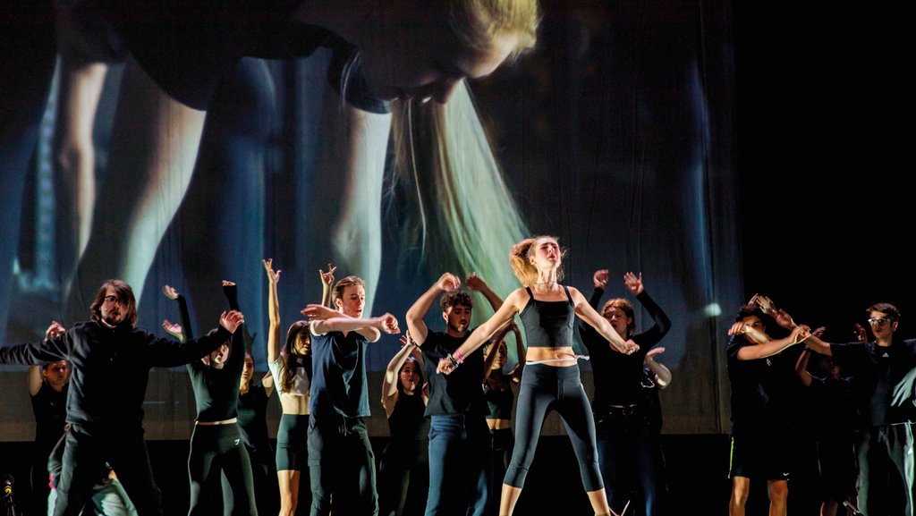 "Echt jetzt?!" – Münchner Jugendliche führen Musical-Show auf | BR24