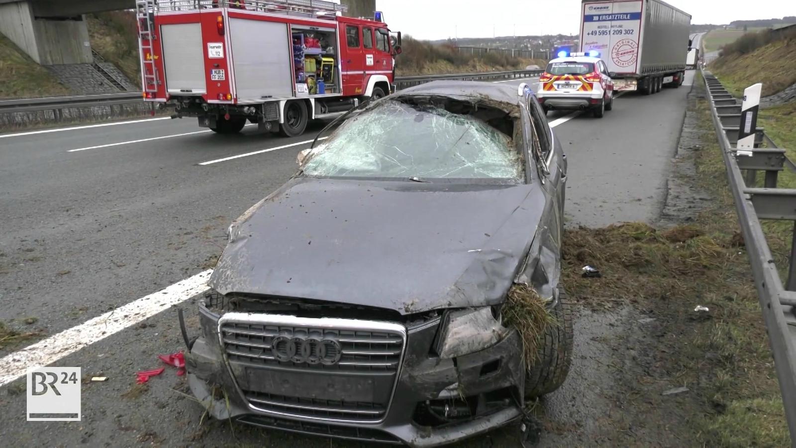 Schwerer Unfall: Auto überschlägt sich auf A9 | BR24