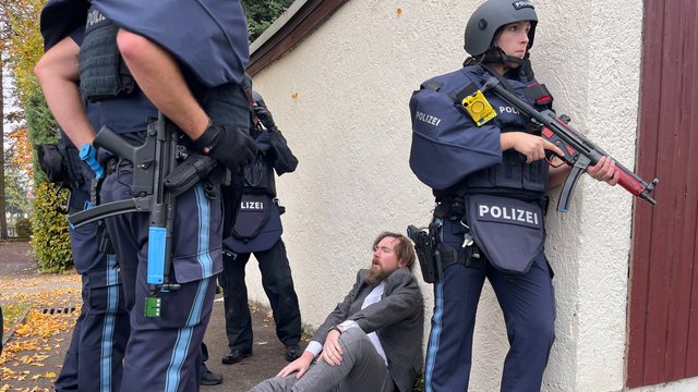 Amoklauf an einer Schule – Polizei trainiert den Ernstfall | BR24