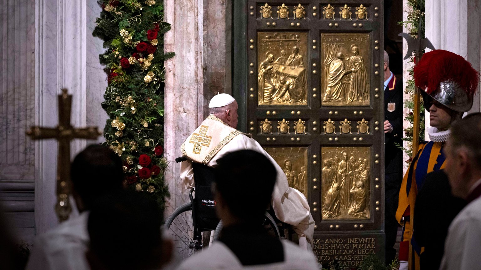 Papst Franziskus öffnet Heilige Pforte und feiert Christmette | BR24