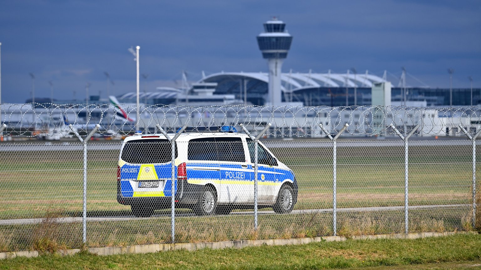 Erstaunlich Groãÿalarm Am Flughafen Fotos