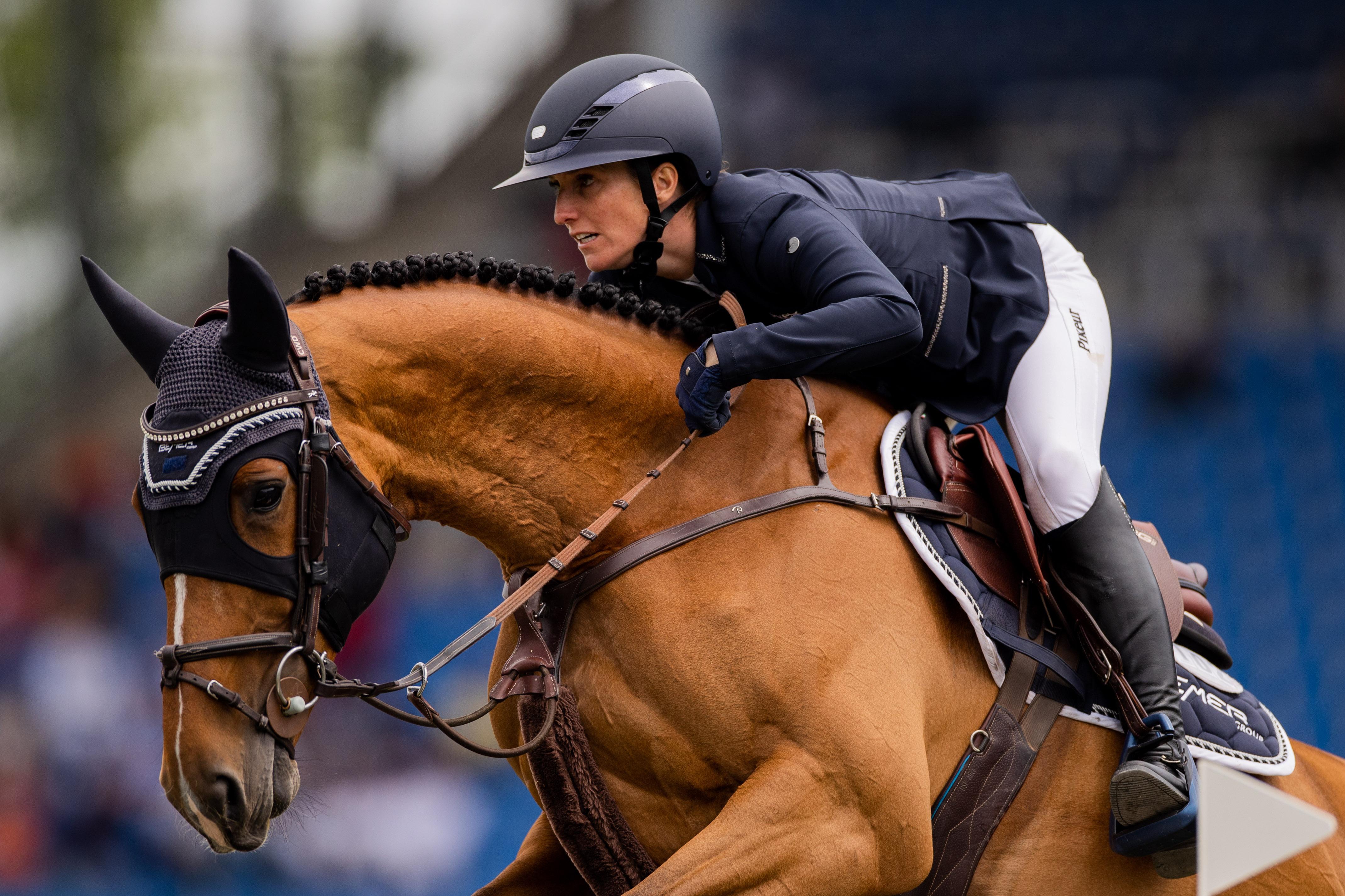 Hochwasser: Springreiterin Simone Blum muss Pferde evakuieren | BR24