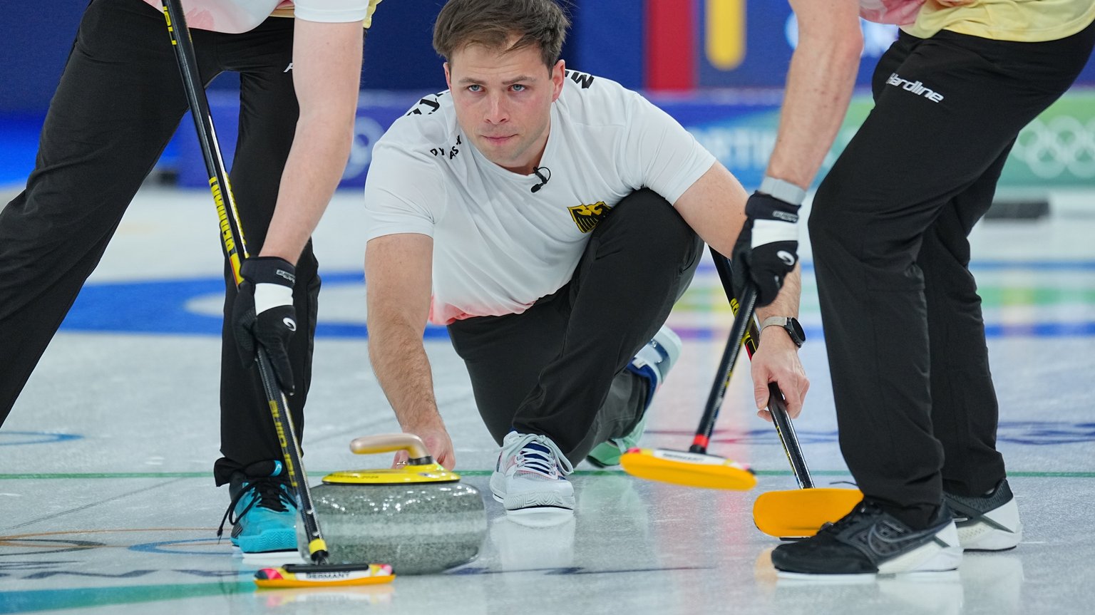 Faszination der Steine: Curling - Spiel mit Besen und Strategie | BR24