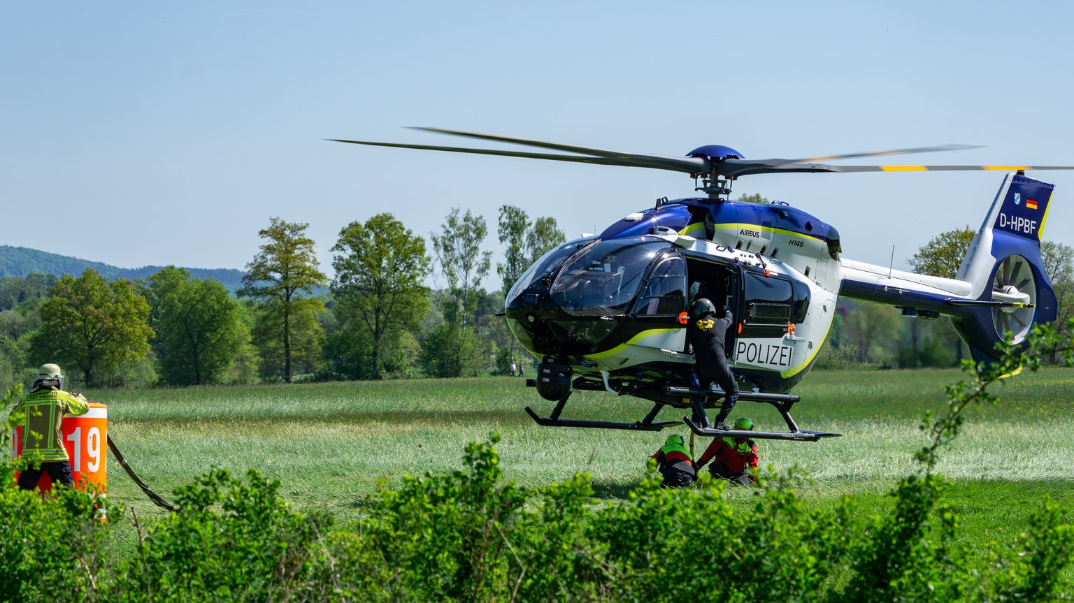Waldbrand bei Erlangen weitgehend unter Kontrolle | BR24