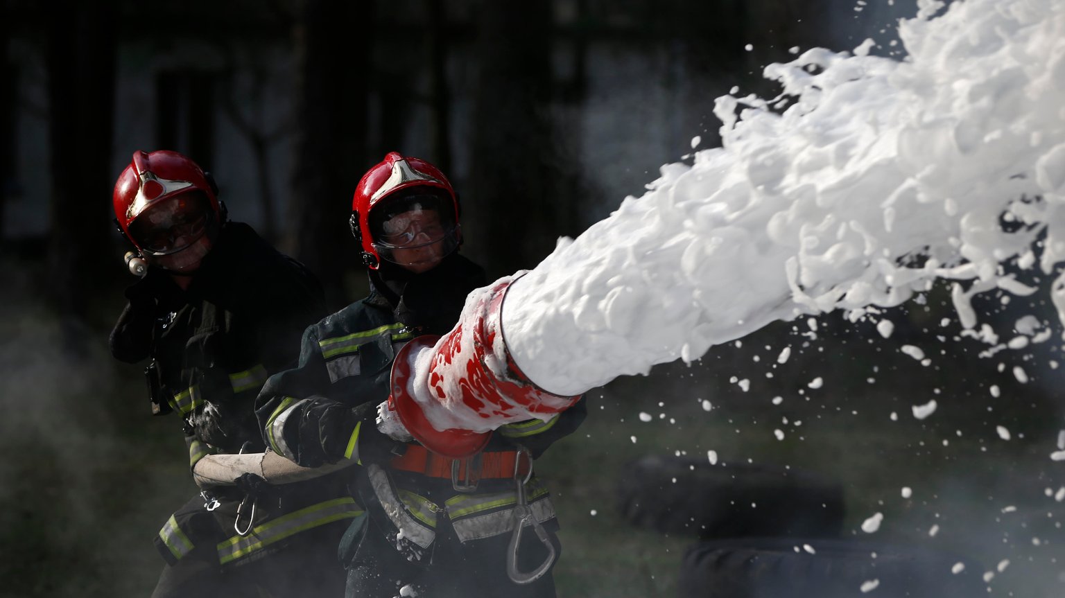 Nach Großbrand in Raffinerie: Löschwasser mit PFAS versickert | BR24