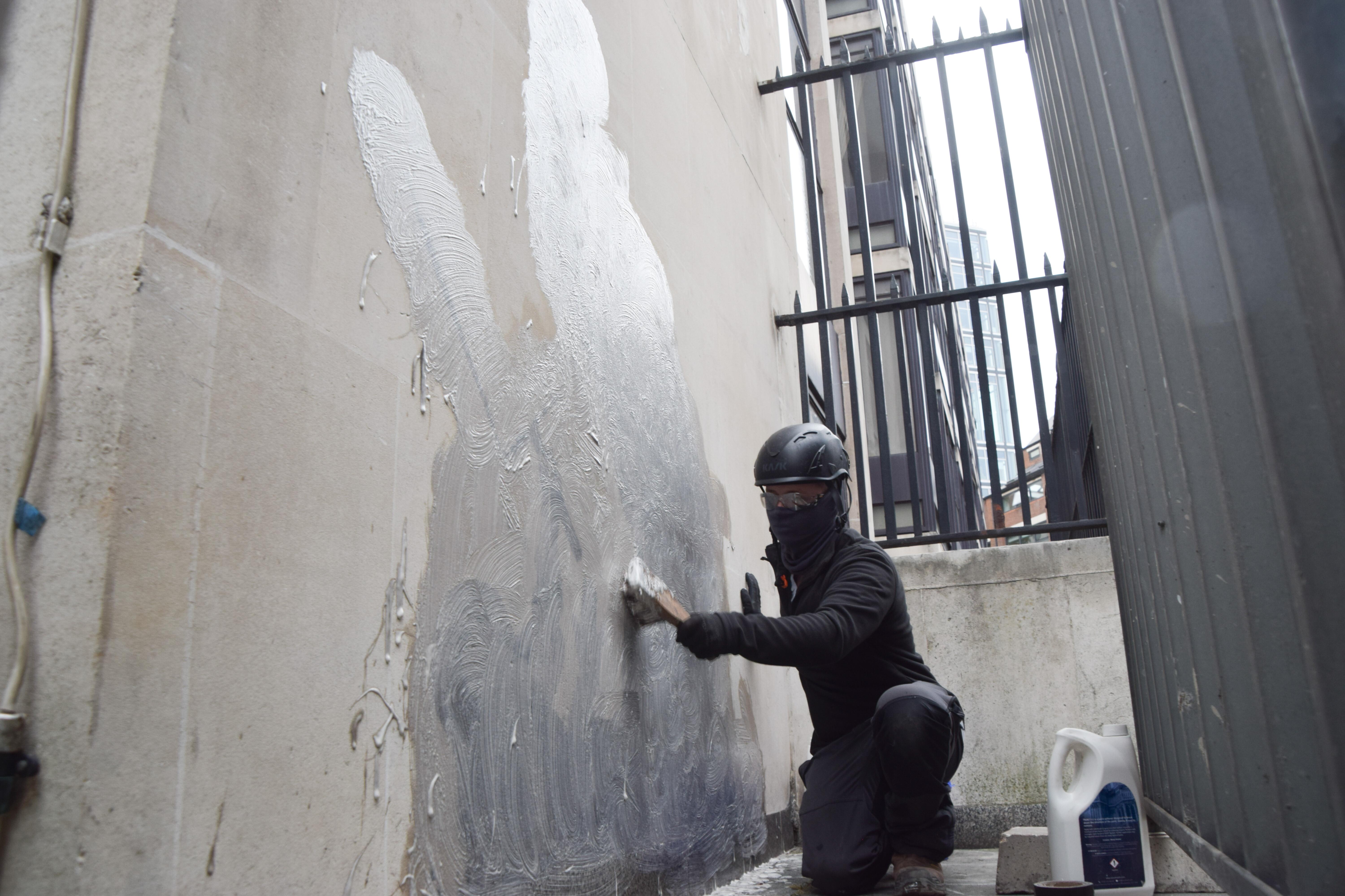 Umstrittenes Graffiti von Banksy in London wurde entfernt | BR24