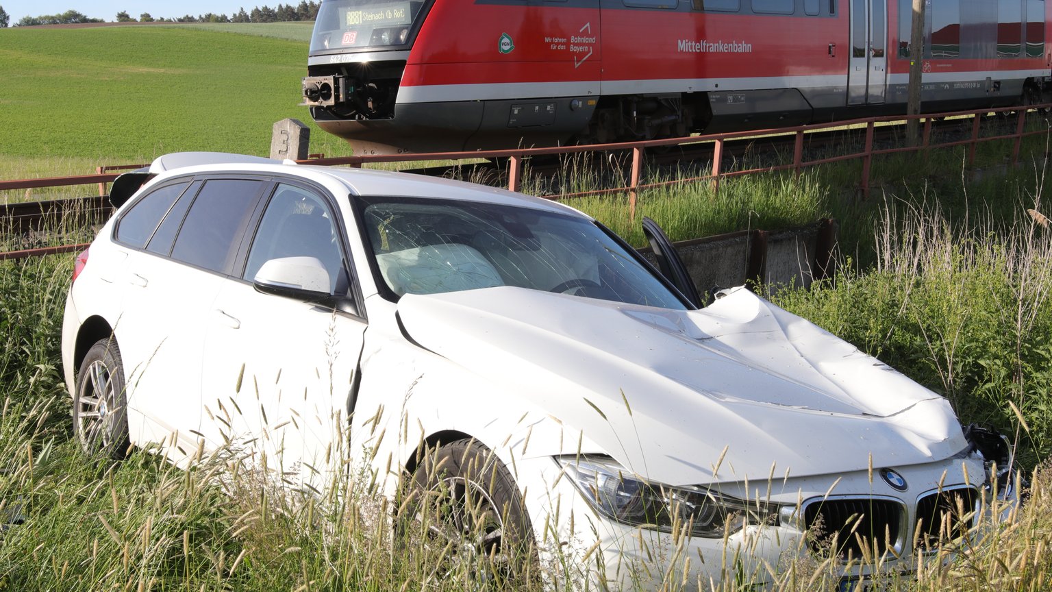 Auto kollidiert mit Zug: Pkw-Fahrer hat Regionalbahn übersehen | BR24