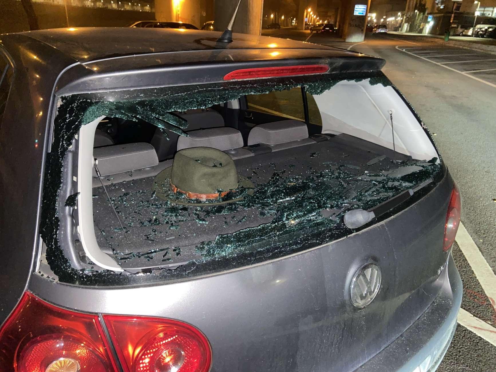 Über 50.000 Euro Schaden: Randalierer beschädigt 27 Autos | BR24