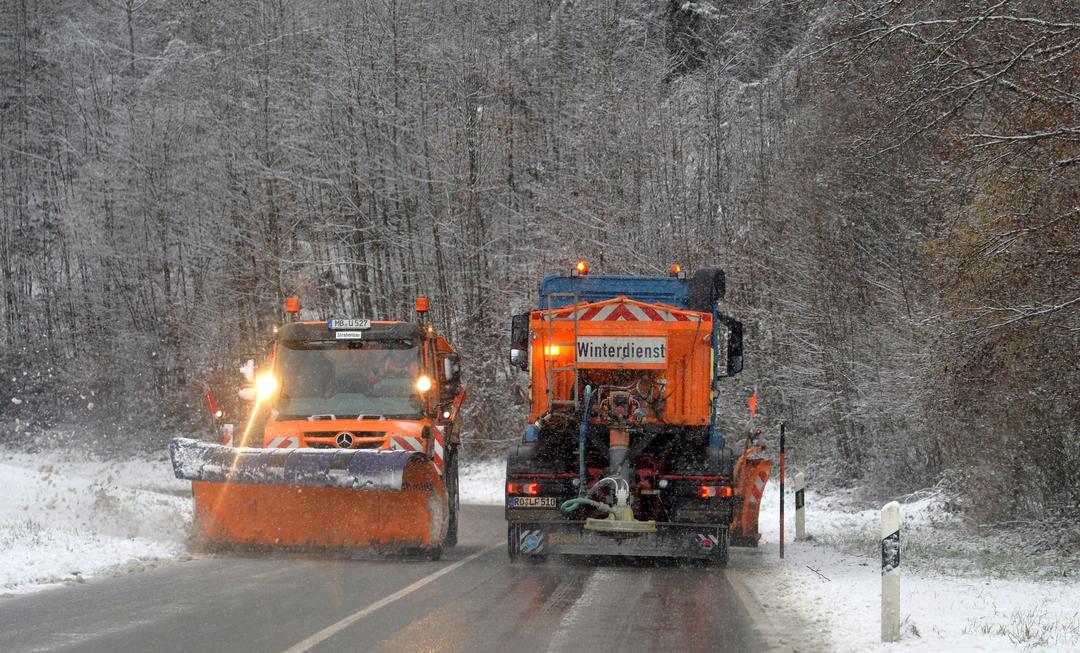Viele Unfälle bei Schnee und Glätte – Warnung vor Lawinen | BR24 Viele Unfälle bei Schnee und Glätte – Warnung vor Lawinen | BR24