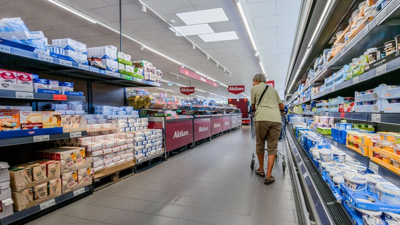 Preiskampf Aldi gegen Lidl: Wie Verbraucher am besten sparen | BR24