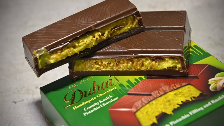 Gericht verbietet Aldi Süd Verkauf seiner Dubai-Schokolade | BR24