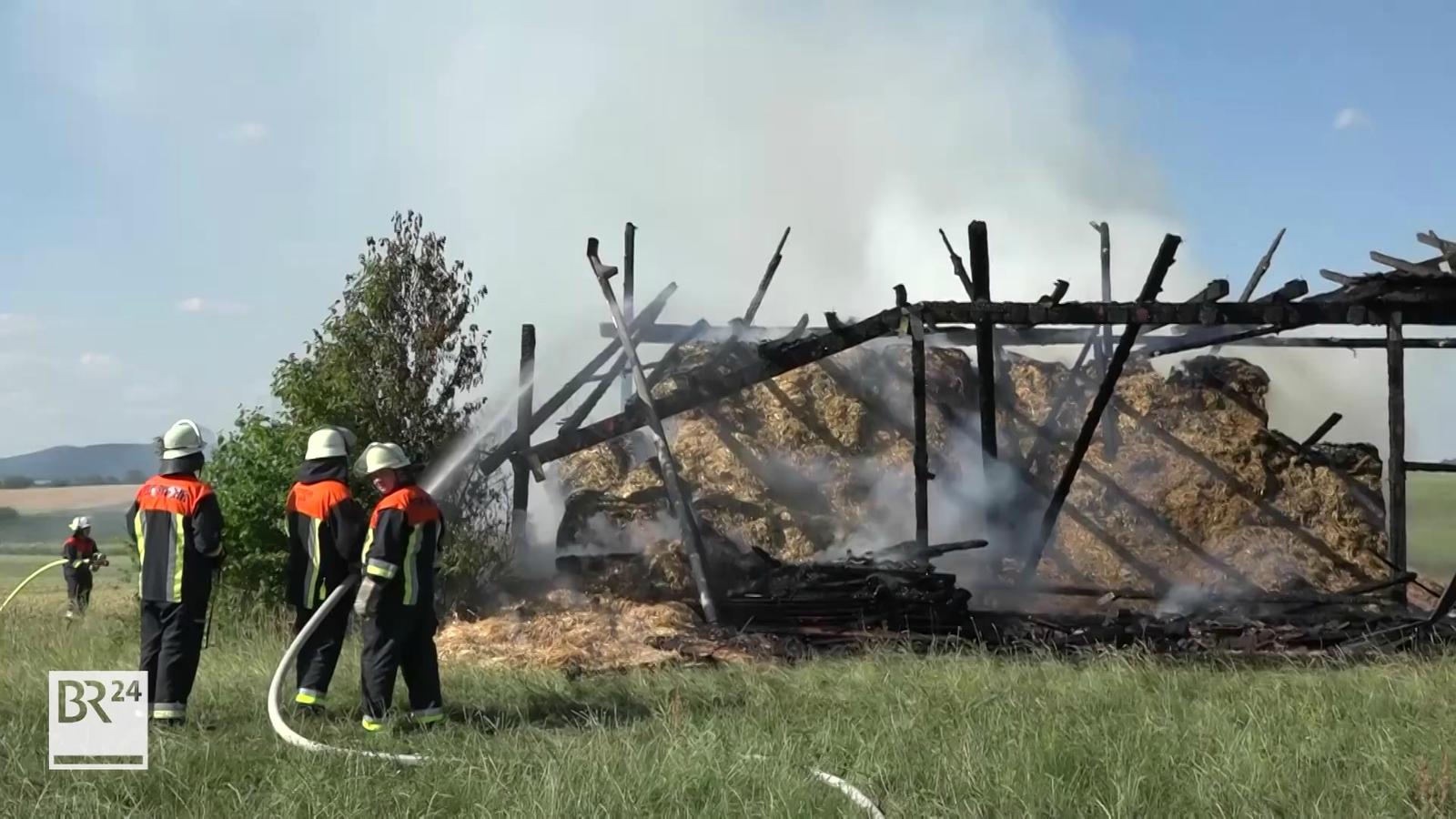 Scheunenbrand bei Lichtenfels: Feuerwehrmann leicht verletzt | BR24