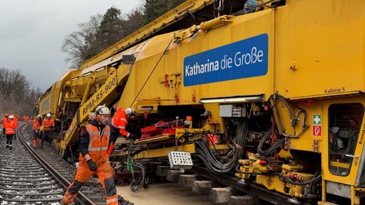 "Katharina die Große": Gleisbaumaschine XXL im Einsatz | BR24