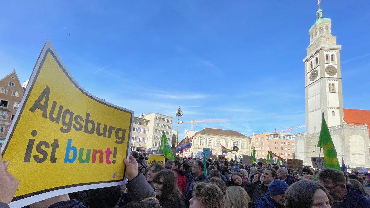25.000 Menschen bei Demo gegen Rechtsextremismus in Augsburg | BR24