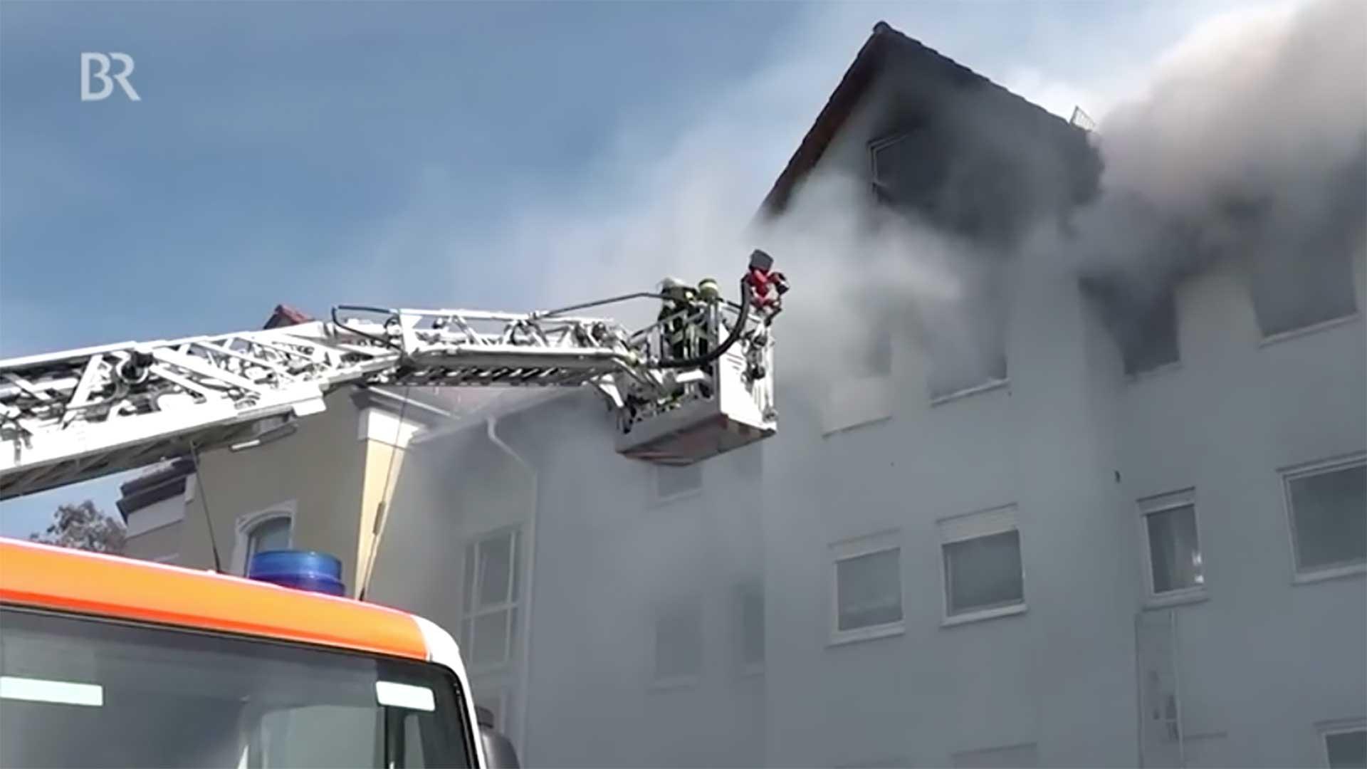 Helden in Aschaffenburg Nachbarn retten Frau und Kinder aus brennendem Haus! | BAYERN 3