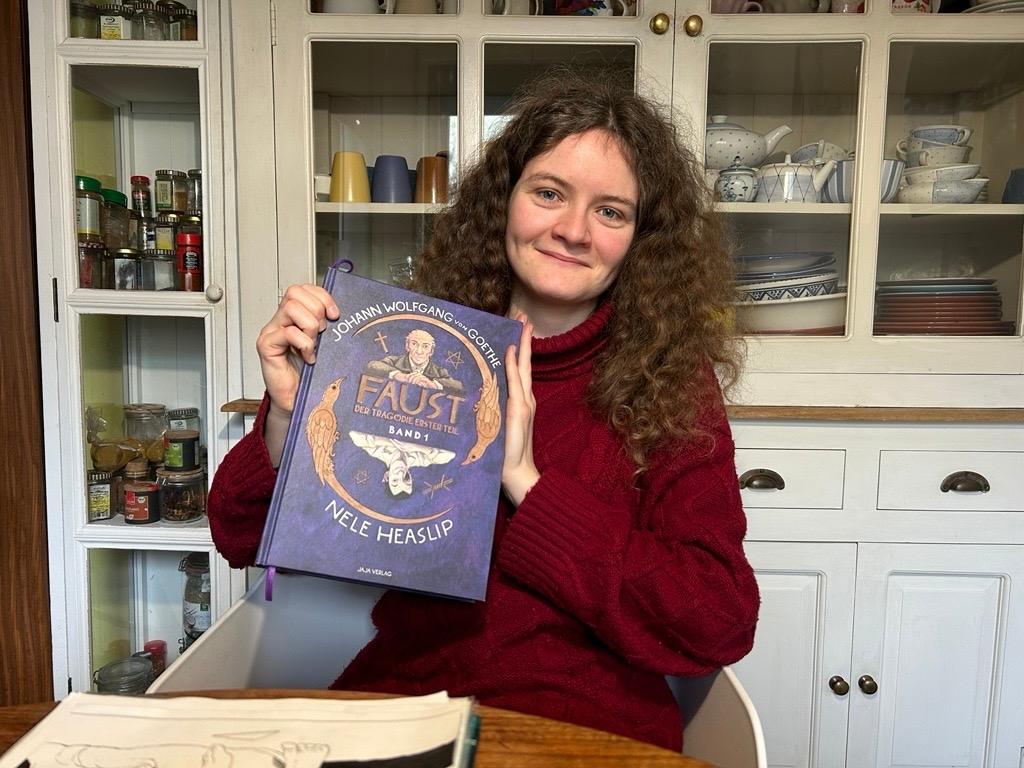 Fünf Jahre Arbeit: Studentin zeichnet Goethes "Faust“ als Comic | BR24