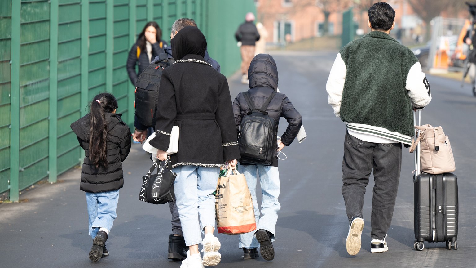 Afghanen mit Aufnahmezusage auf dem Weg nach Deutschland | BR24