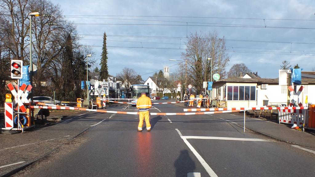 Nach Beinahe-Zugunglück in München: Warten auf die Schranke | BR24
