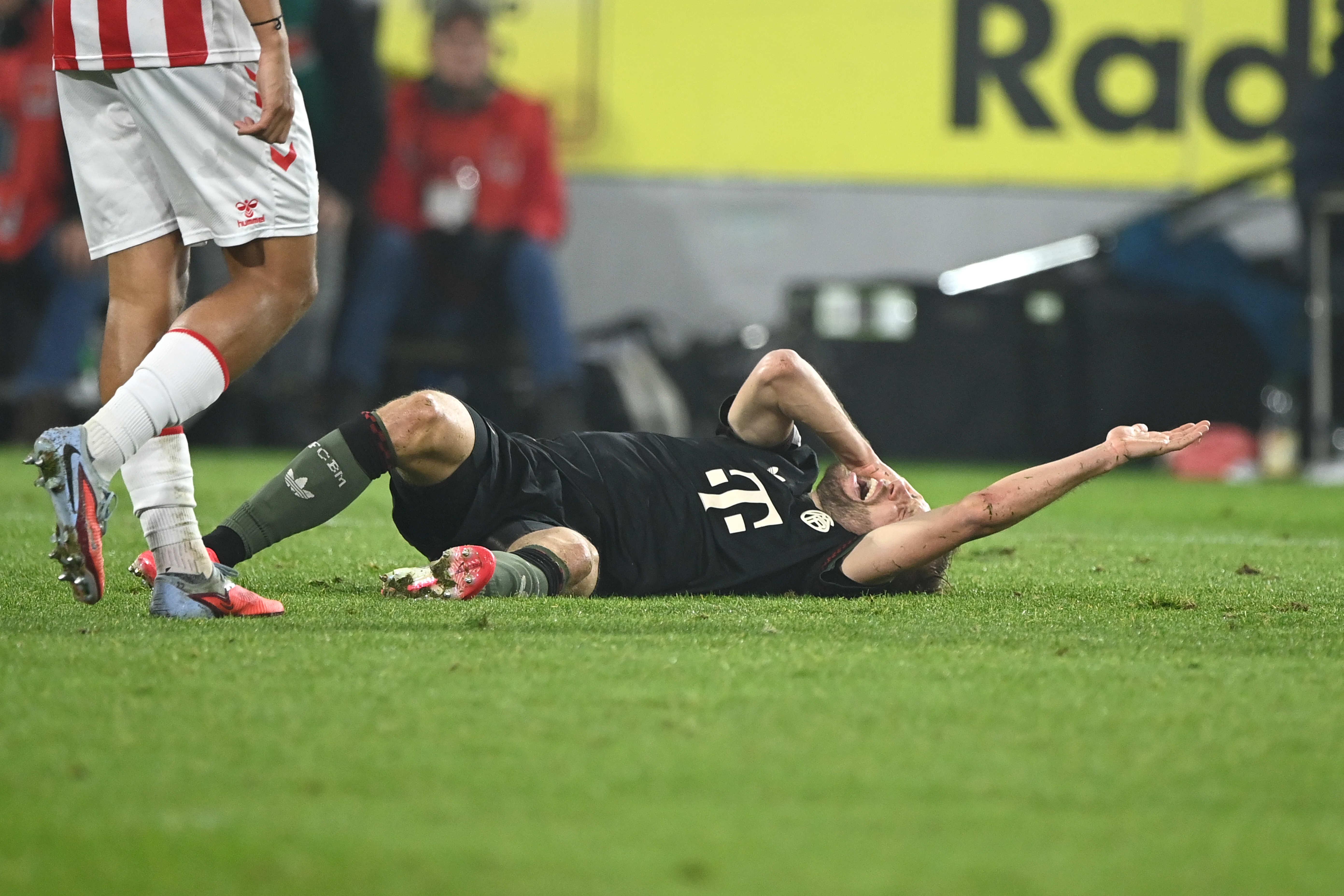 Erst Stanisic, jetzt Laimer: Es wird eng in der Bayern-Defensive | BR24