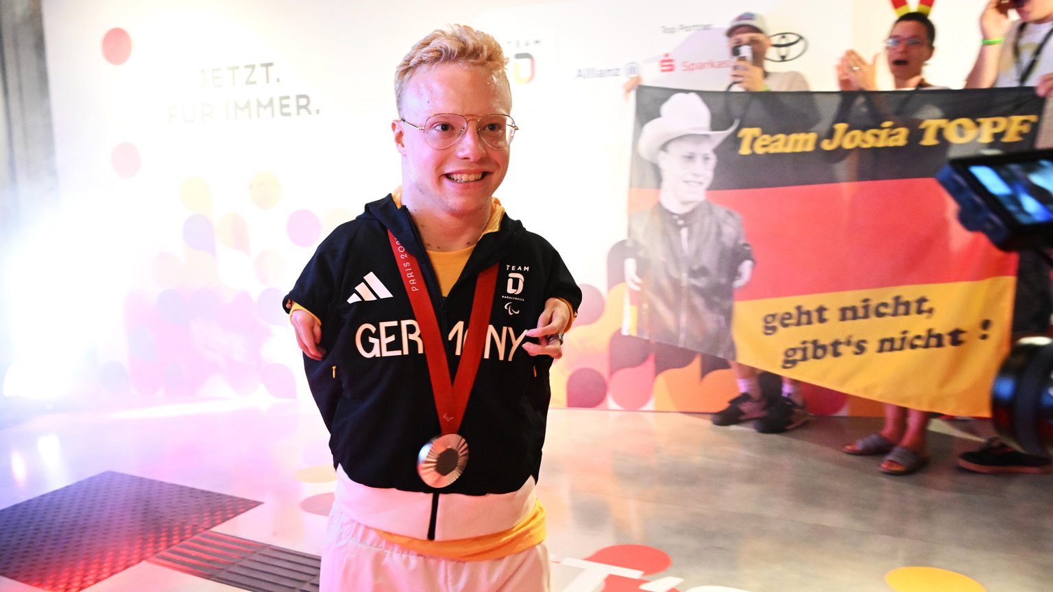 "Ich schaffe das" - Paralympics-Sieger Josia Topf im Portrait | BR24