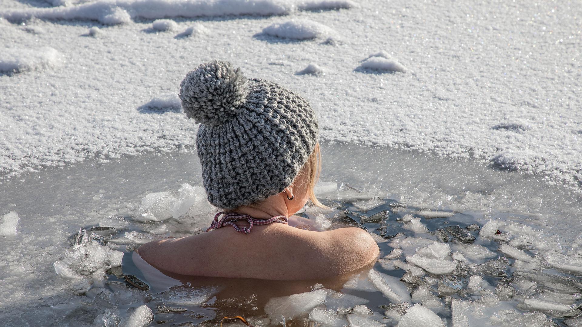 Eisbaden für Einsteiger: Risiken, Vorteile und Tipps | BR24
