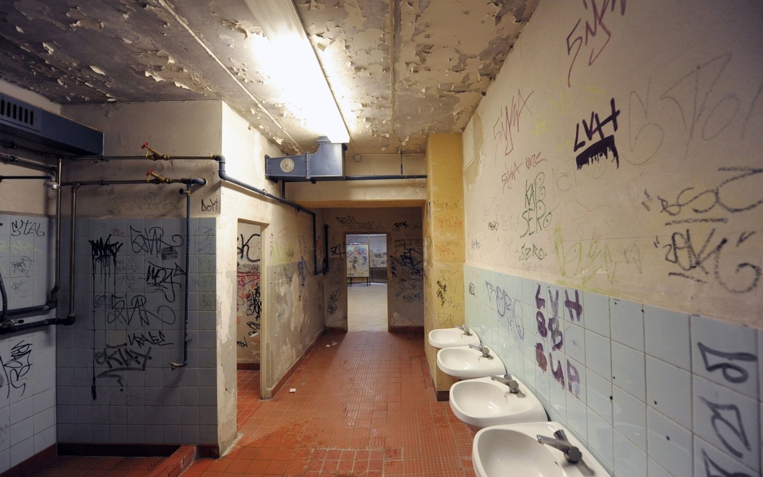 Marode Schule: Fenster fällt heraus und zerschlägt Tischplatte | BR24