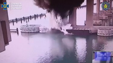 Ukraine meldet Unterwasser-Angriff auf Brücke zur Krim | BR24