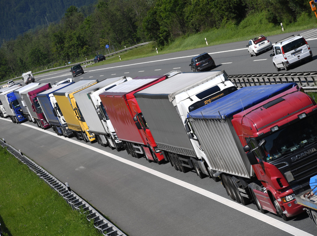 Mega-Lkw-Stau vom Raum München bis Österreich | BR24