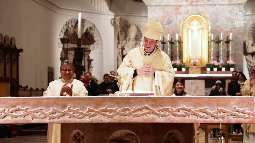 "Oster-Witz" während des Gottesdienstes ging viral | BR24