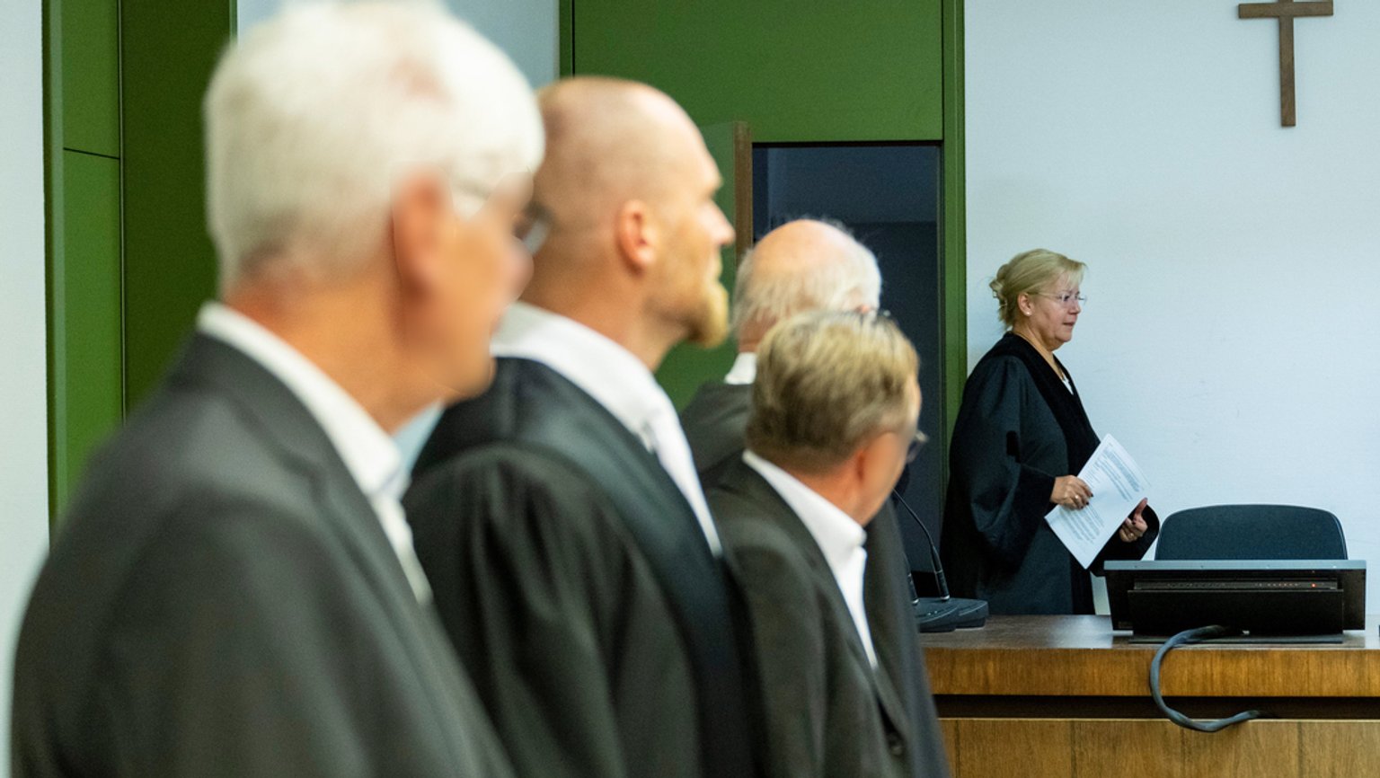 Mehrjährige Haftstrafen im ersten Münchner Cum-Ex-Prozess | BR24