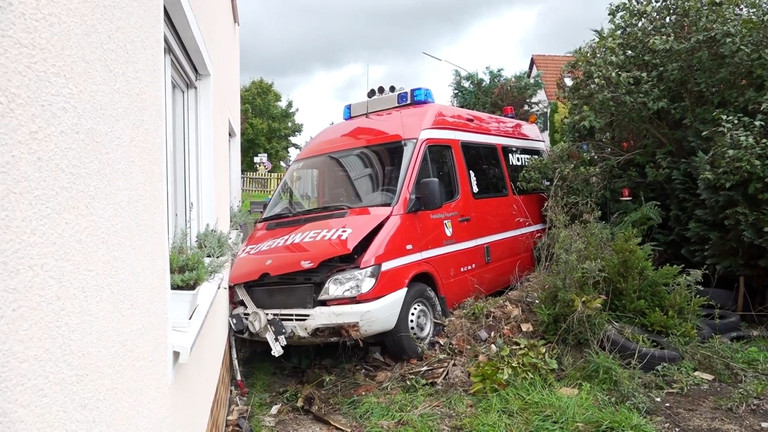 Feuerwehrauto im Einsatz in Unfall verwickelt: fünf Verletzte | BR24