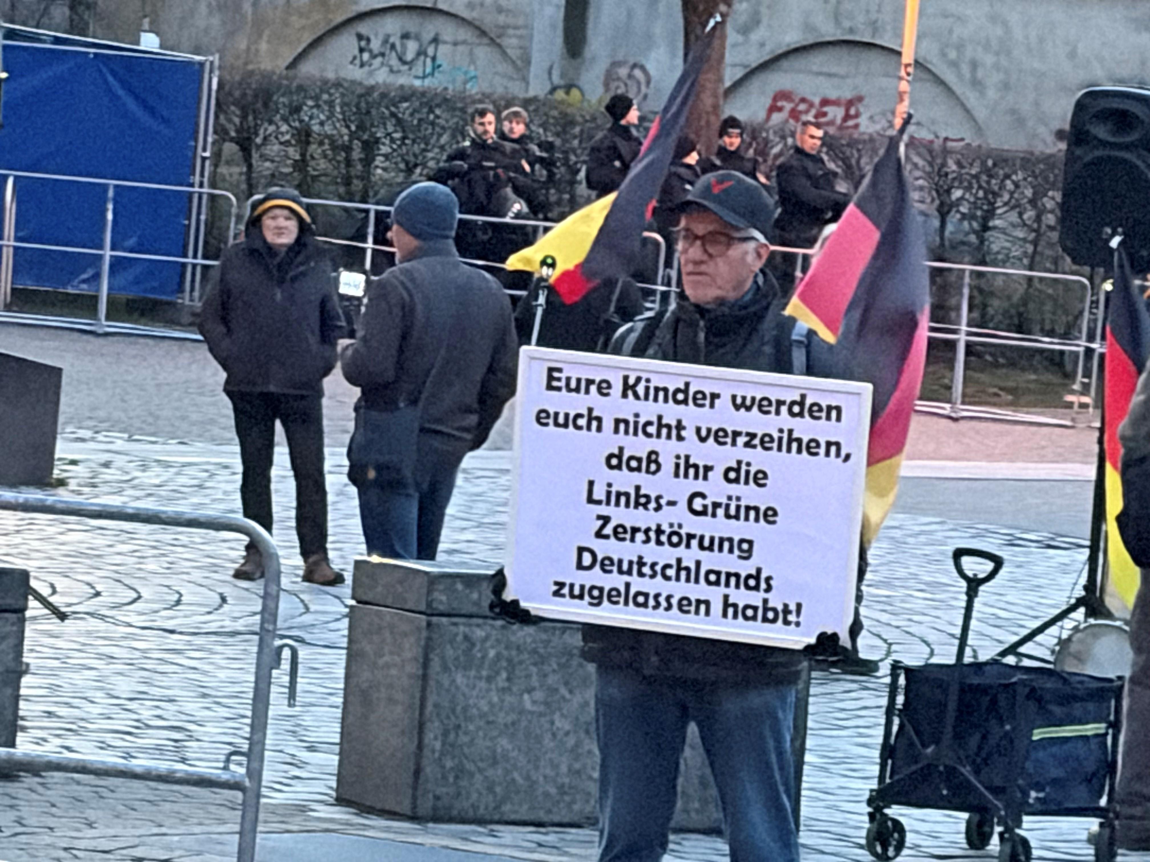 Durchsuchungen bei linken Demonstranten – Reine Schikane? | BR24