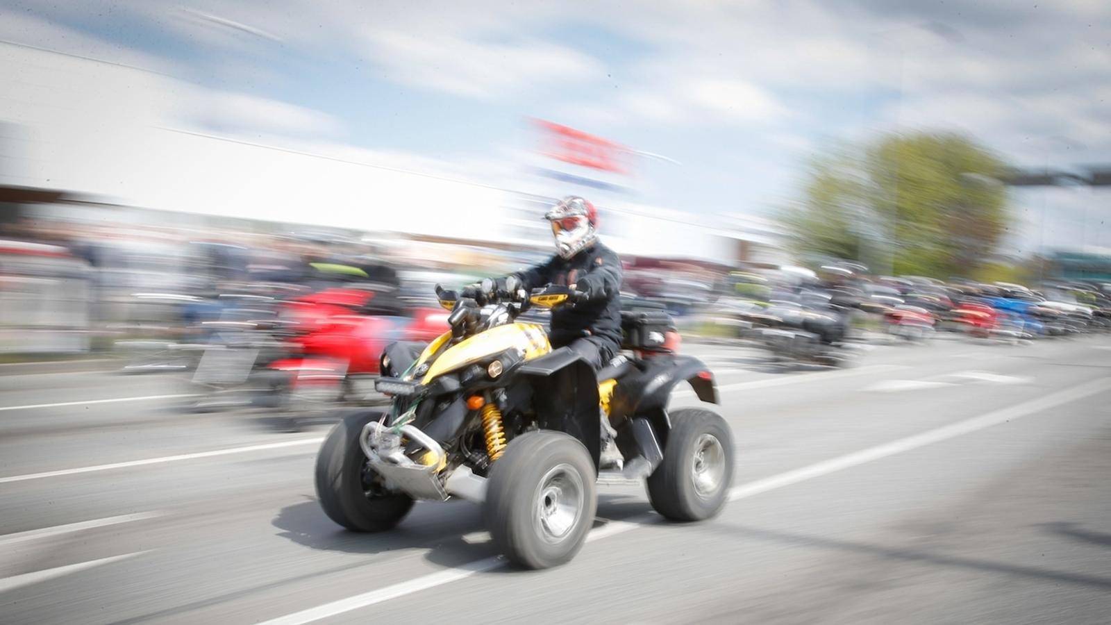 Unbekannte klauen Quad und rammen Radler | BR24