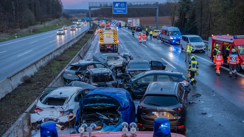 Massenunfall auf der A3 mit Toten – Extremfall für Einsatzkräfte | BR24