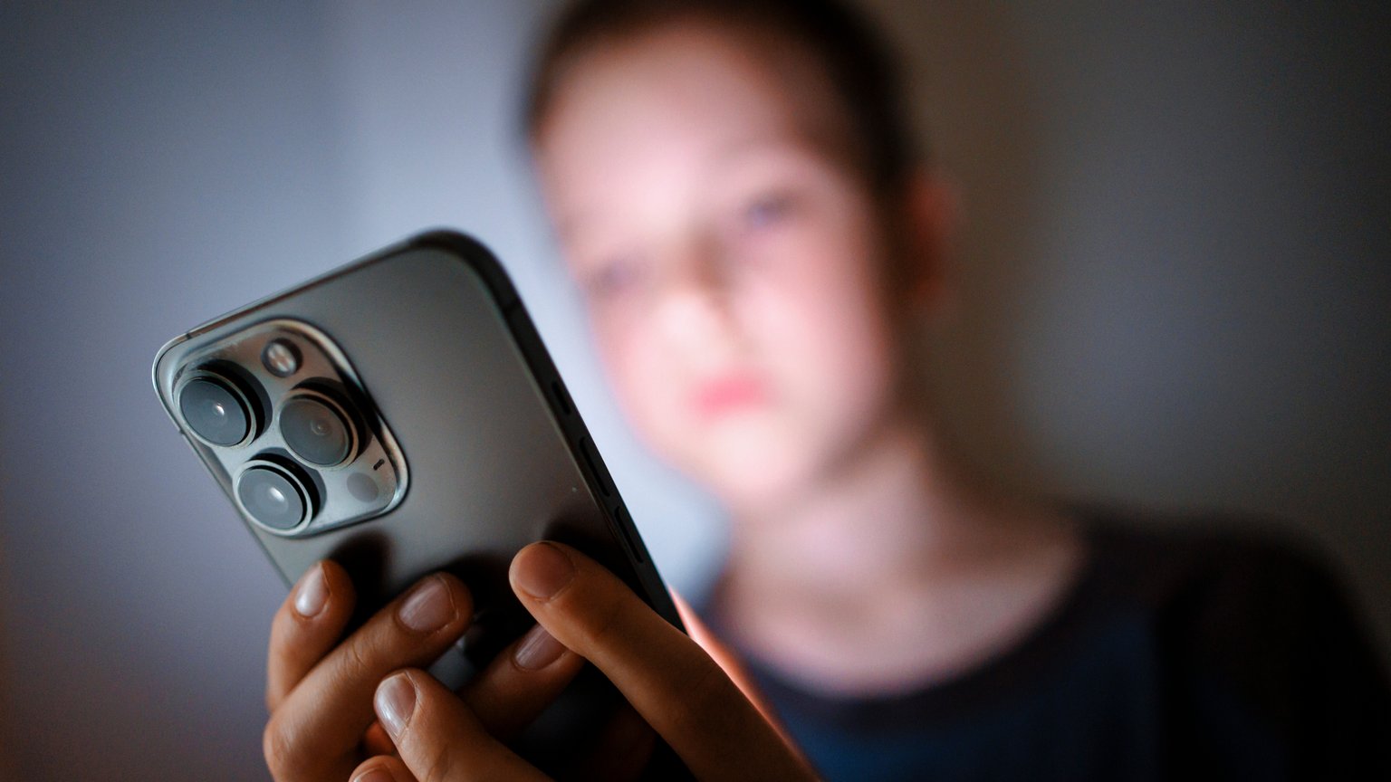 Smartphone-Sucht: Experiment mit Schülern in Österreich | BR24